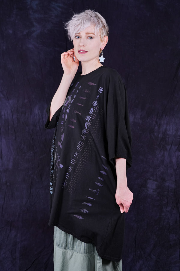 1255 Art Tee Francesca Black-Assisi Arch - Blue Fish Clothing